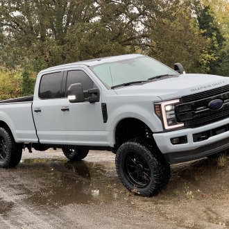 Amazing Contrast: White F-250 Super Duty Takes Advantage of Contrasting ...