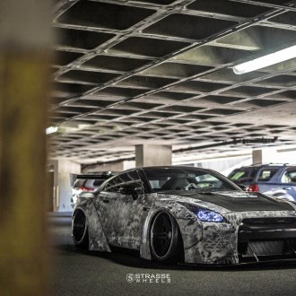 Blending In and Standing Out Chameleon Green Nissan GT-R on Strasse ...